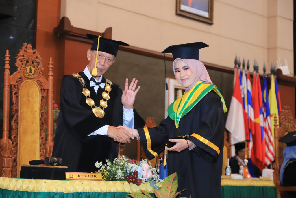 UWKS Wisuda 576 Mahasiswa: Fokus Internasionalisasi dan Raih Rekor MURI ...